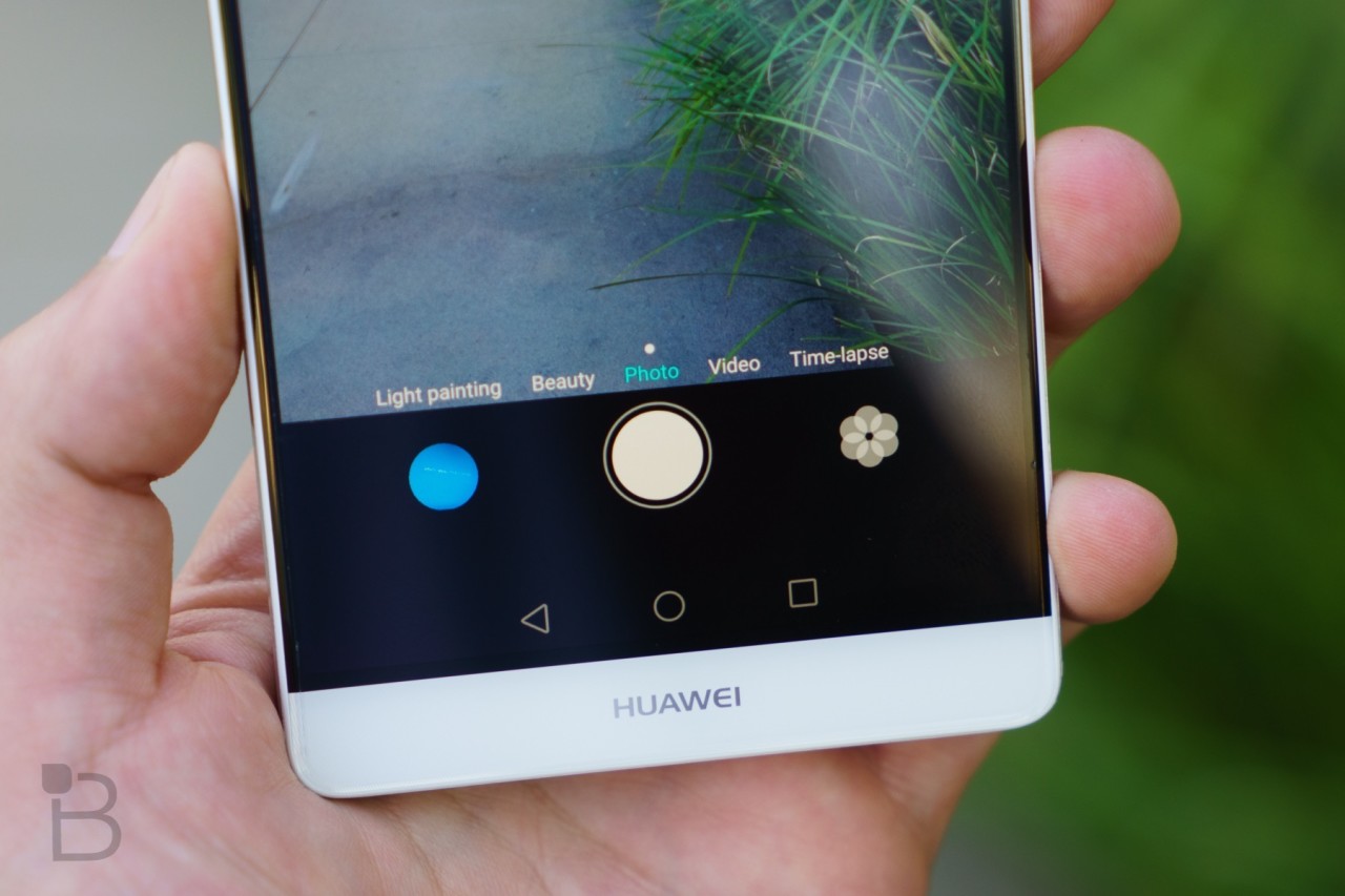 Huawei lança smartphone com câmera dupla e bateria que dura dois dias ...